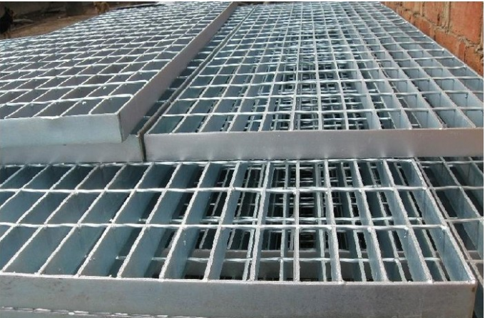 O tipo liso Grating da passagem do metal, 25 x 5/30 x 3 galvanizou o ...